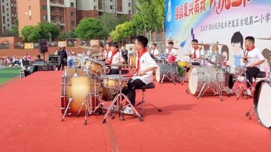 #六一儿童汇演视频 会一个乐器在全校师生面前展示