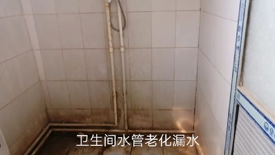 卫生间水管老化,重新布管,用上了新式管卡,一扣就牢固