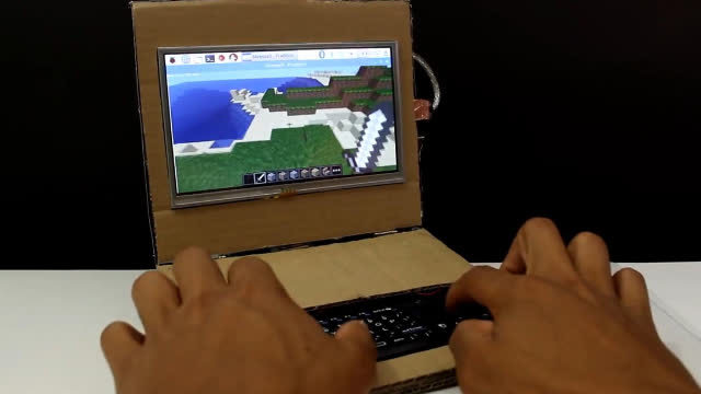 外国小哥用纸板制作电脑,还能开机玩游戏,.