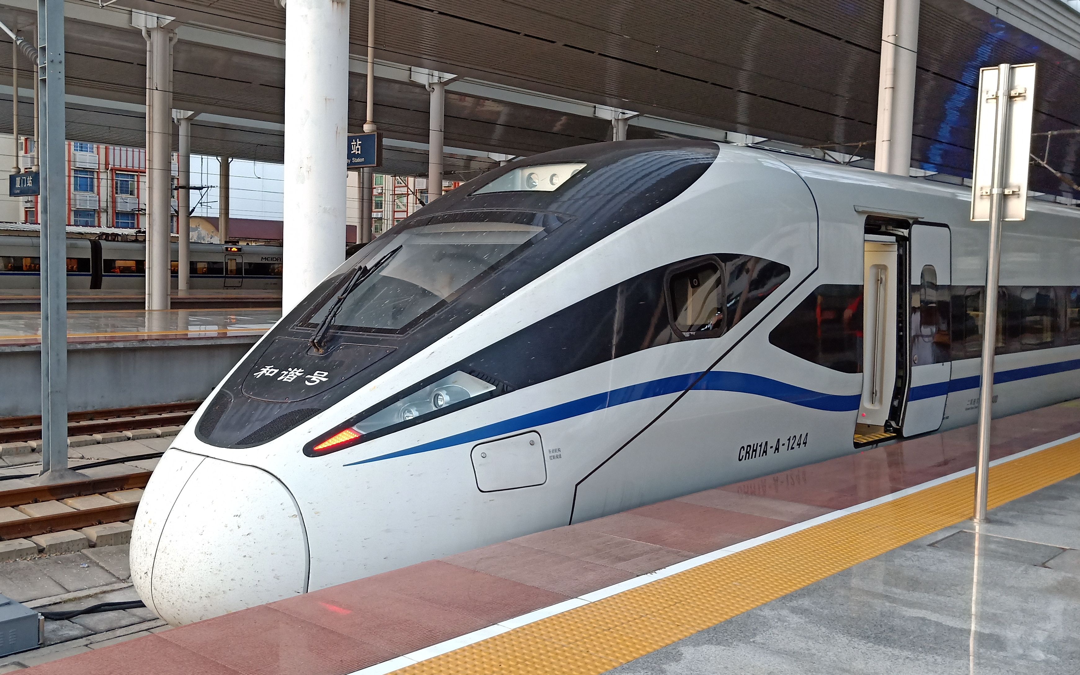 广铁CRH1A-A重联担当D2384次(广州东-厦门)进漳州站2站台