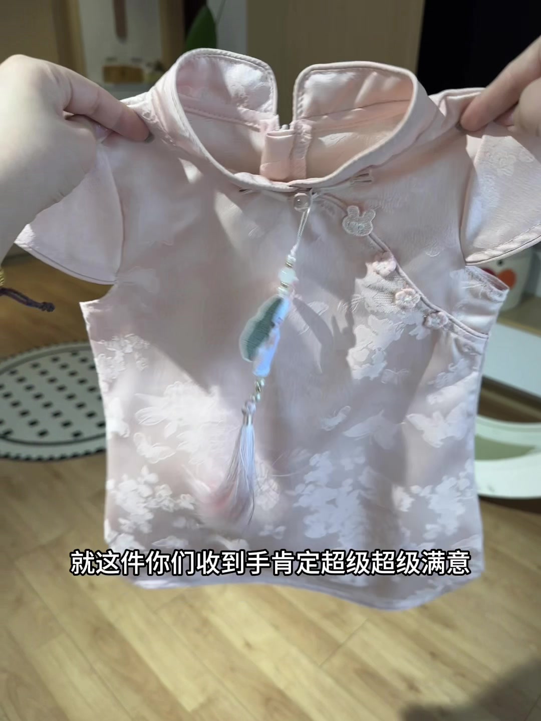 绝了!这一条旗袍真的太漂亮了吧,一整个粉粉嫩嫩的,颜色超正,上身真的...