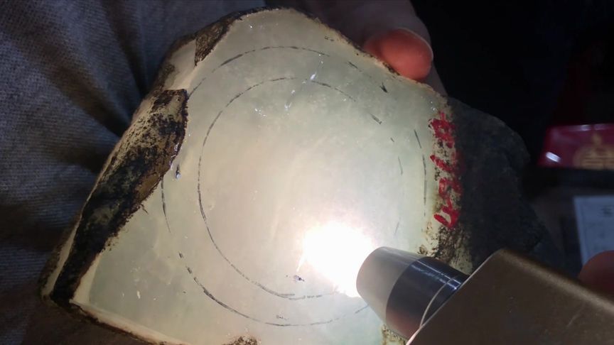 130万一公斤的翡翠原石什么样,凭什么那么贵?