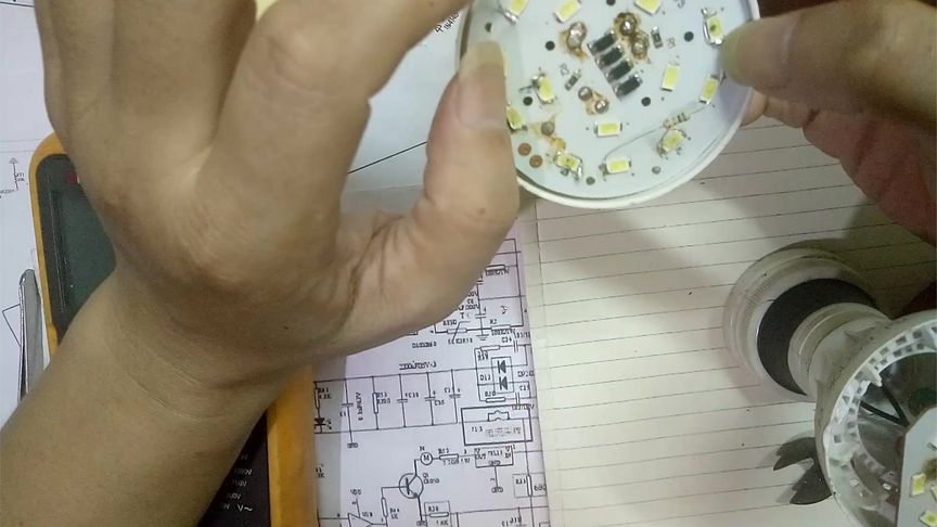 在LED灯中,滤波电容跟寿命关系很大,容量变小就容易烧光珠