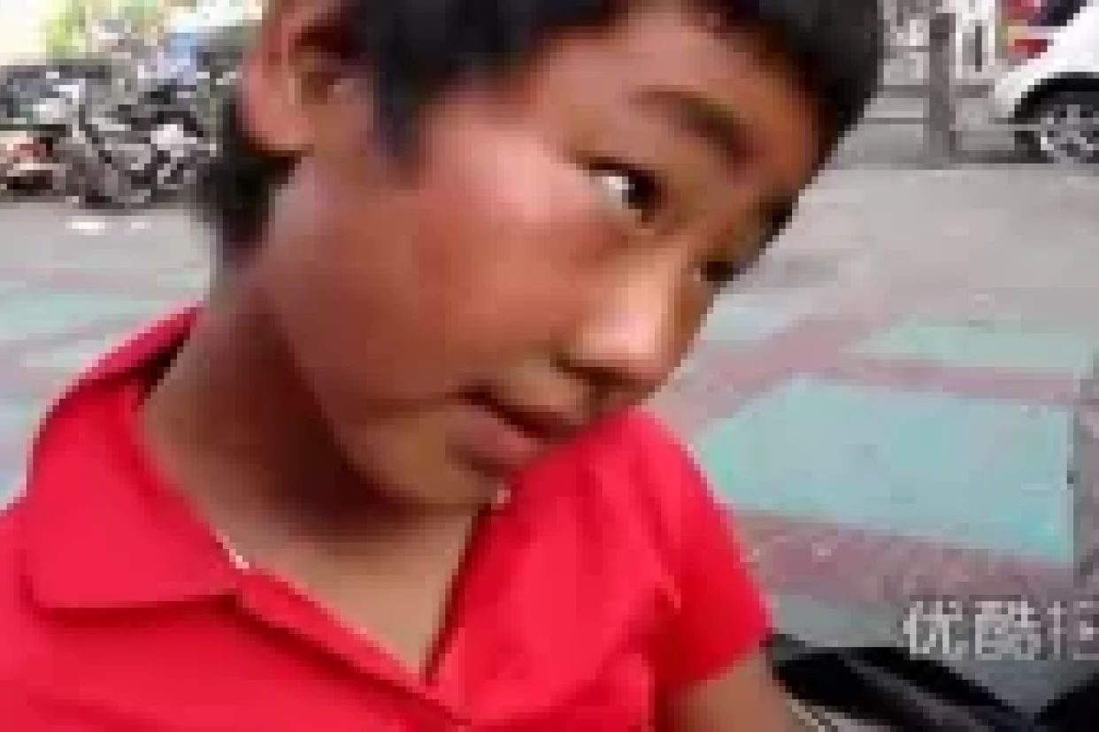 [拍客]残疾儿童街头行乞令人心酸疑似被拐