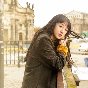 微风拂过小木屋 