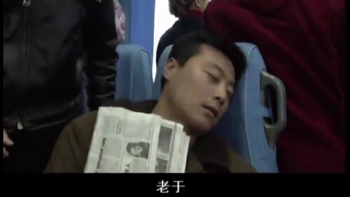 大妈坐火车丢了钱,谁料便衣警察一眼识破,太厉害了!