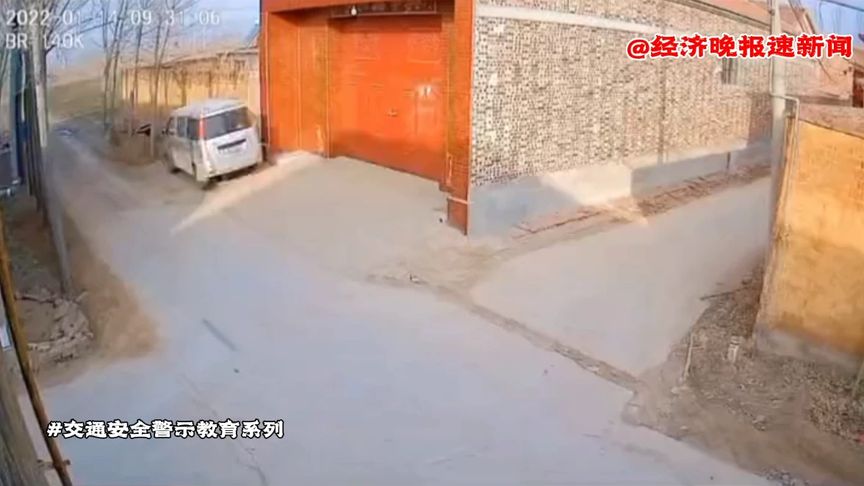 两车神同步,倒车至路口时发生碰撞,网友:目测黑车被“吓尿了”