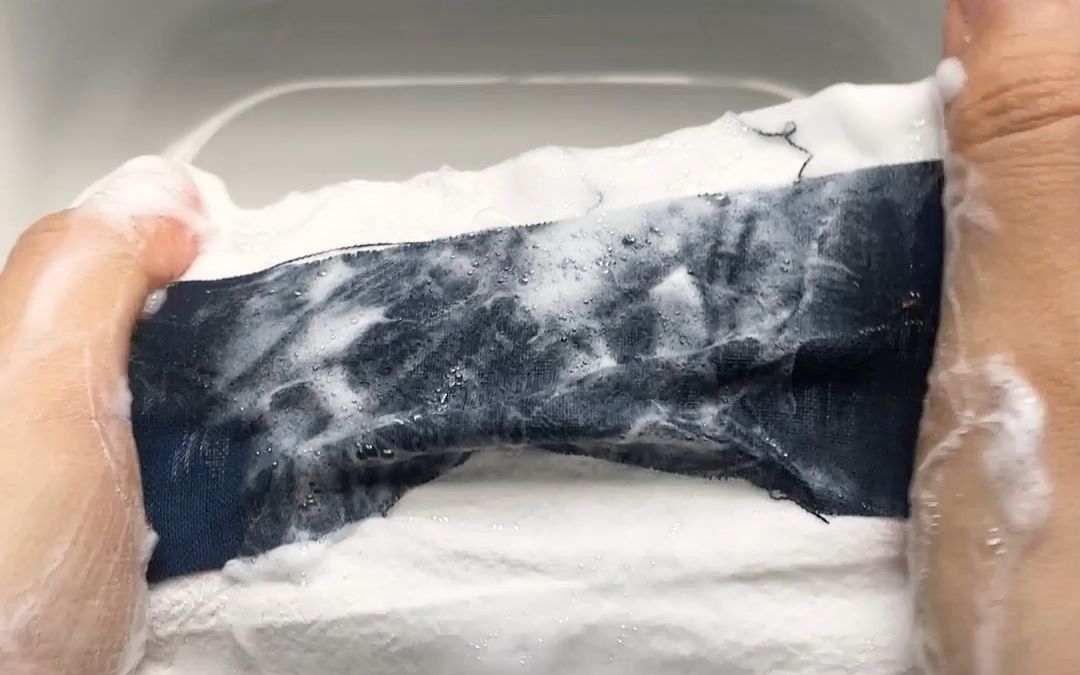 蓝色矢羽图案布料 与白布贴在一起洗