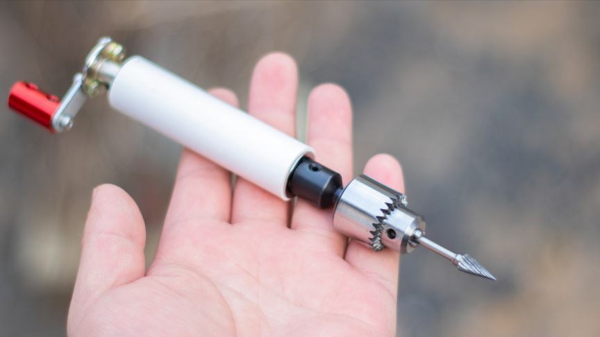 简单动手自制一把手摇钻打孔器