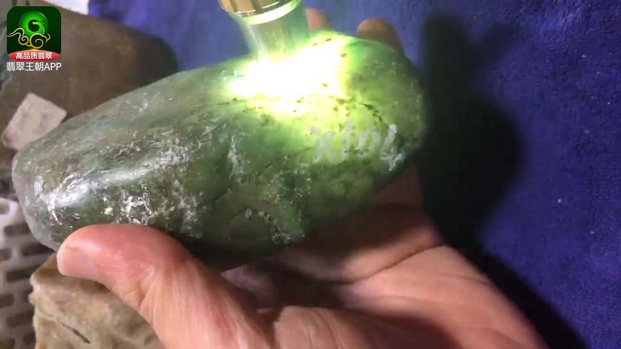 翡翠王朝原石讲解会卡场口色料两条色带皮壳起油性有色花