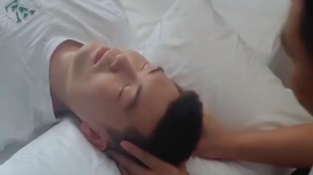 男士头疗点印堂,开天门,推坎宫。点按神庭至百会穴风池穴舒缓放松...