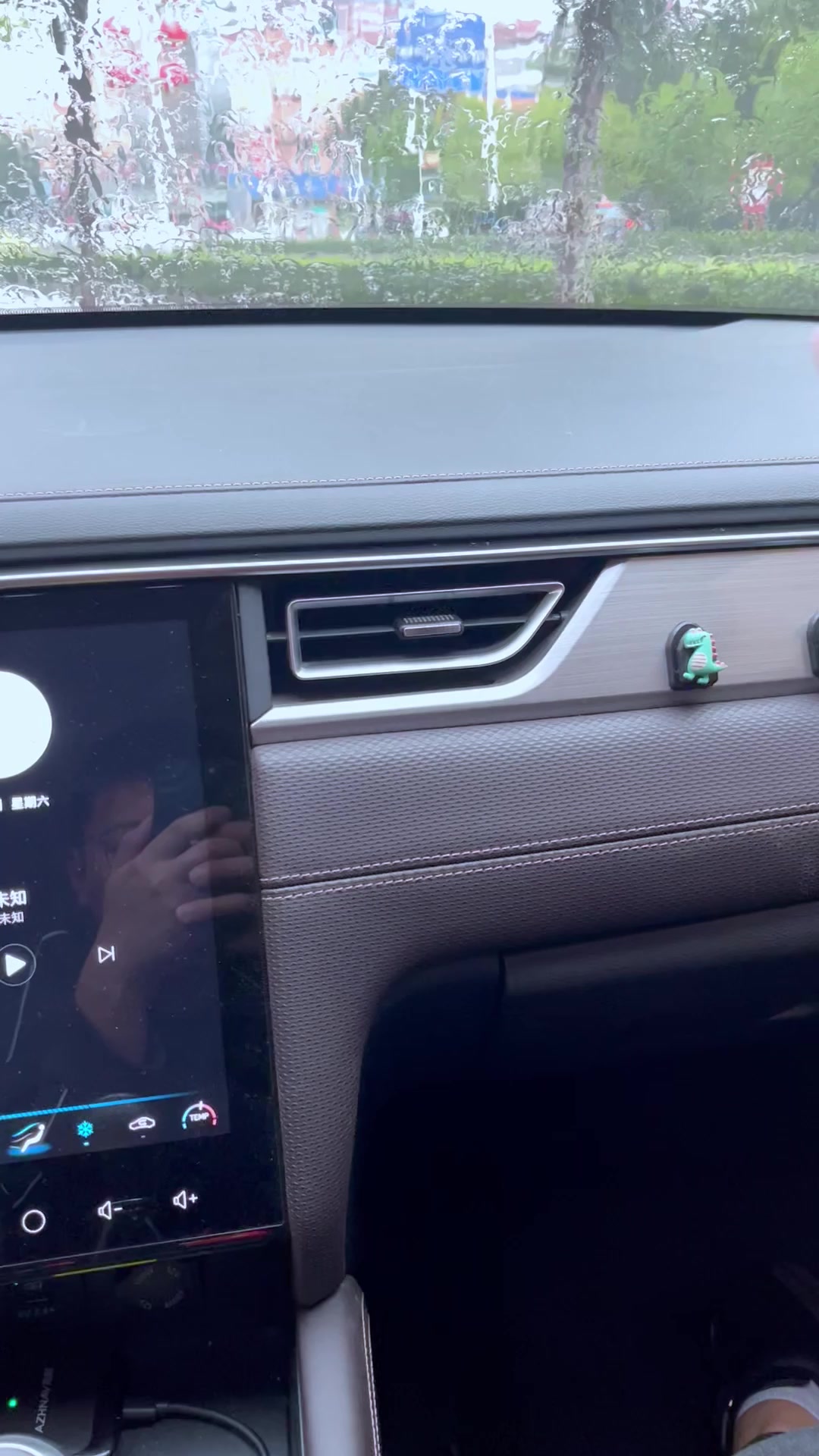 粘贴式手机支架家里车里都可以使用。# 车载手机支架 # 汽车好物