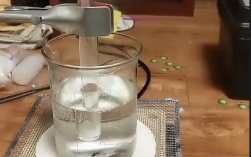 令人窒息的操作——水浴加热碳酸氢铵(氨气的气味,你懂的)