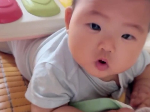 翻看数月前的视频,那时候的宝宝还不会翻身,趴在床上像个小飞机