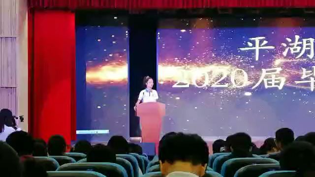女儿初中毕业,优秀学生代表发言!幽默风趣得到学校老师们的肯定