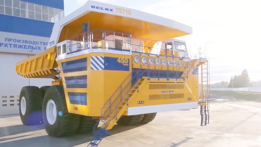 它是世界上最大的电动汽车,载重量相当于500辆汽车,总重超800吨