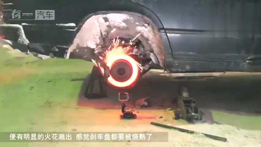 踩着刹车强行一直踩油门会怎样老外实测,刹车盘炸了!