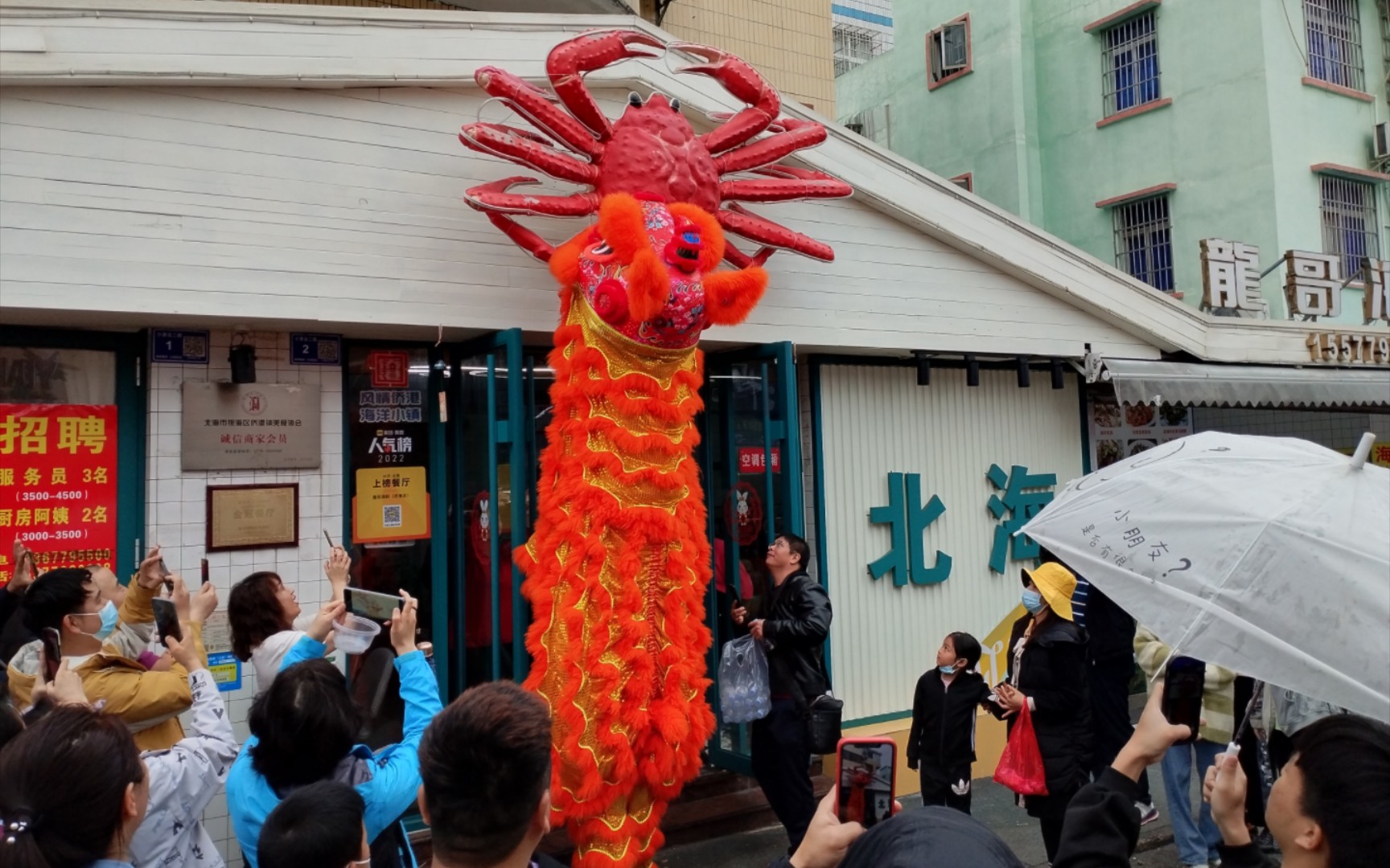 广西北海侨港元宵节舞狮,在商户门口表演十分有意思。
