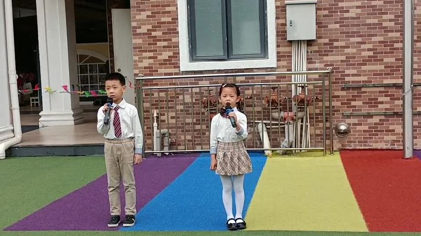 记录小公主第一次主持幼儿园晨会活动[玫瑰]老师夸奖说台风很好…