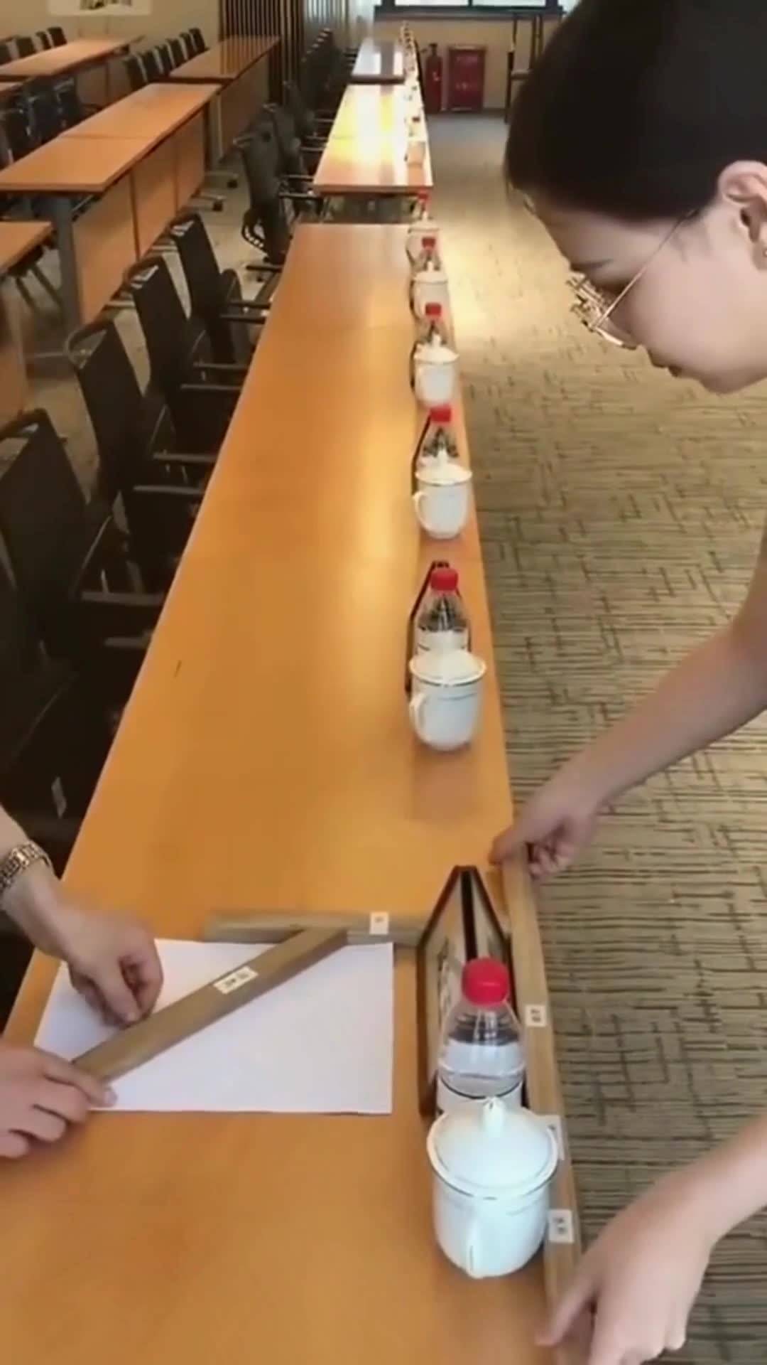 小姐姐展示会议布置标准,必须一条直线,太专业了