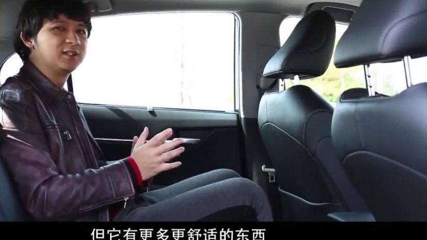 新款凯美瑞后排空间很足了,而且还能调节后排的靠背角度!