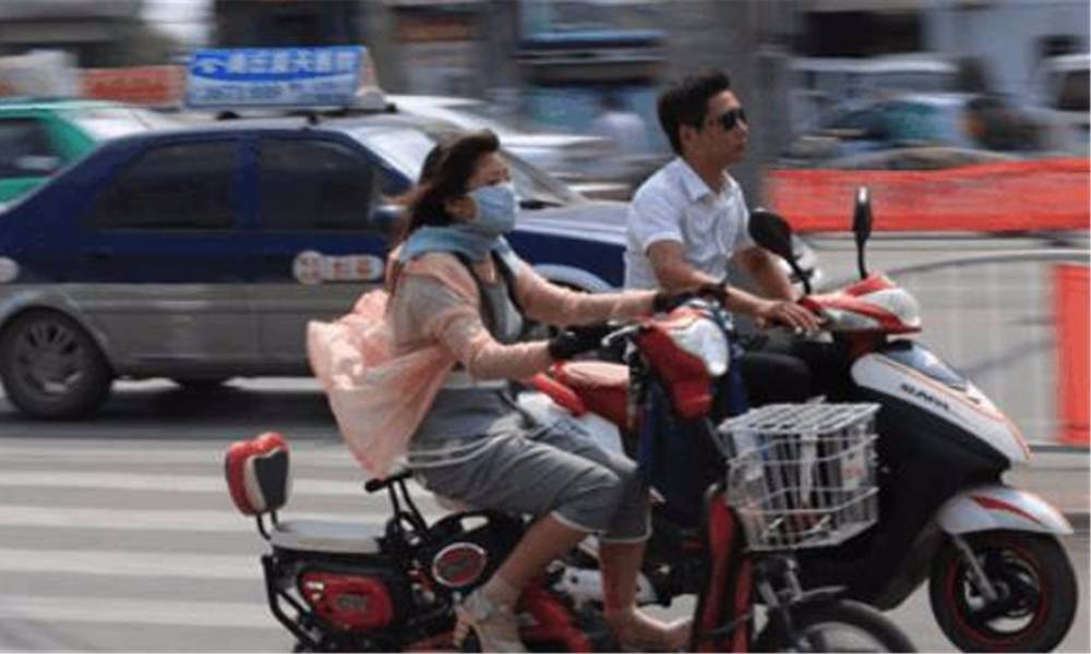 老年代步车,三轮、四轮电动车层出不穷,这给交通带来极大的隐患