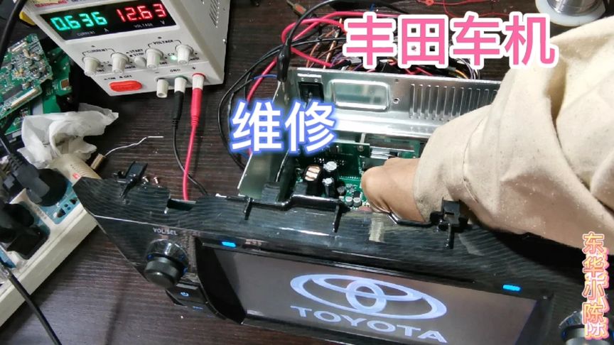 丰田卡罗拉大屏机有时黑屏、卡画面,不开机维修。