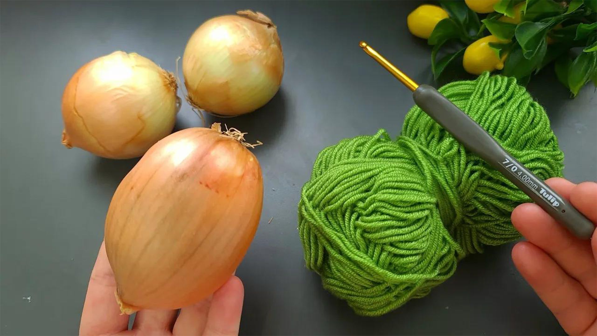 【钩针教程】手工钩针视频教程,我拿了一个洋葱和毛线,钩织了一个...