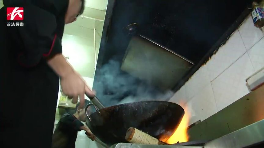 餐饮店起火浓烟漫漫,厨师操作失误引燃排烟管