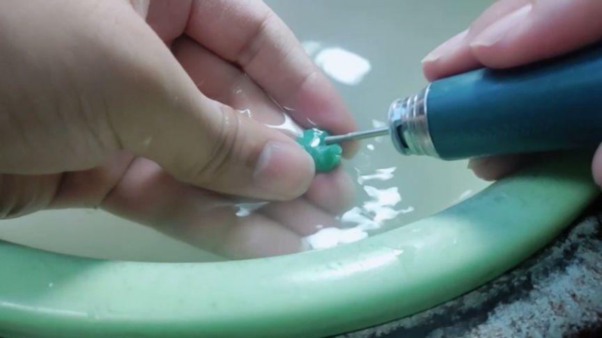 翡翠雕刻日常,两分钟关键操作,让你秒变成玉雕大师