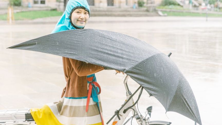 可以套在头上的雨伞,既方便又安全,下雨天骑车也不怕了!