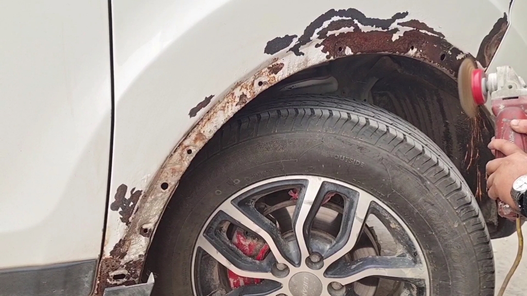 小姐姐买辆二手车,没想到叶子板严重生锈报废,小伙完美修复。