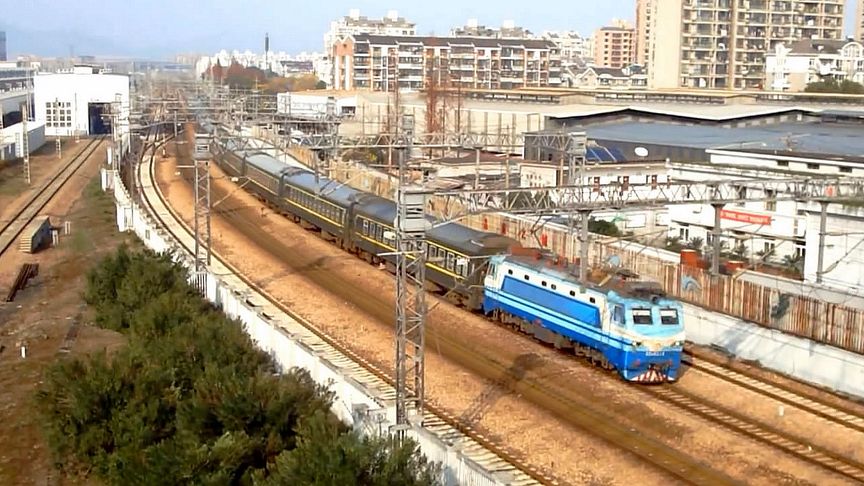 全程17小时上海南开往衡阳 SS8牵引K759次列车通过艮山门