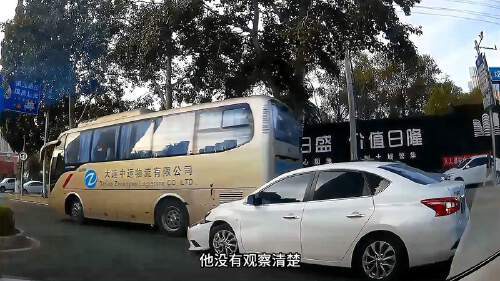 左转不让直行?轩逸全责撞车现场,行车记录仪拍下惊险一幕!