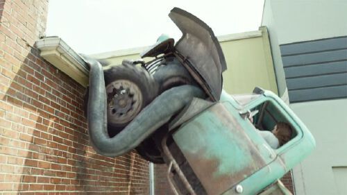 小伙收服了一只怪兽卡车,不仅跑的快,还能飞檐走壁!