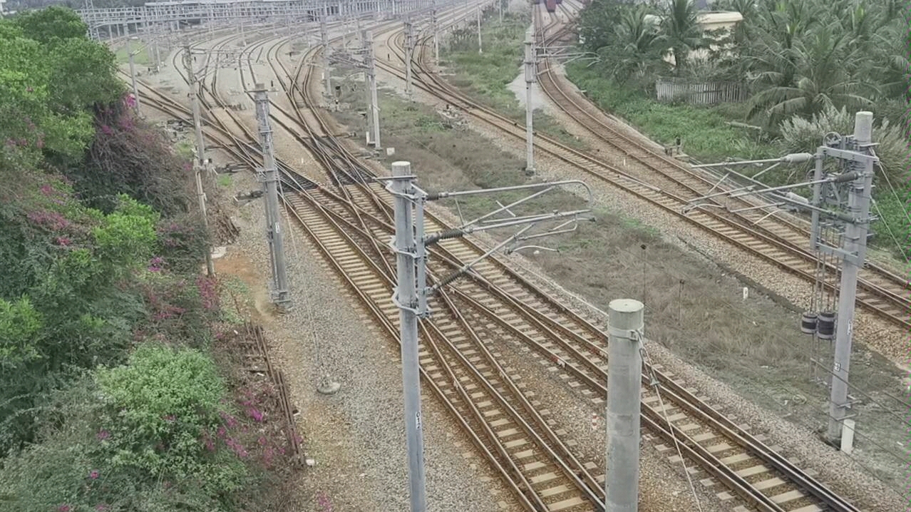 Z385次列车进海口站