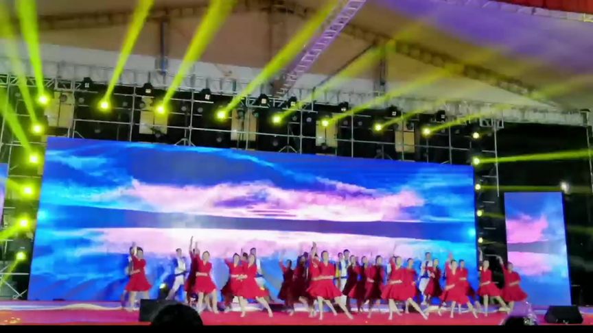 来我们学校读书吧,我们学校的拉丁舞课程特别棒啊