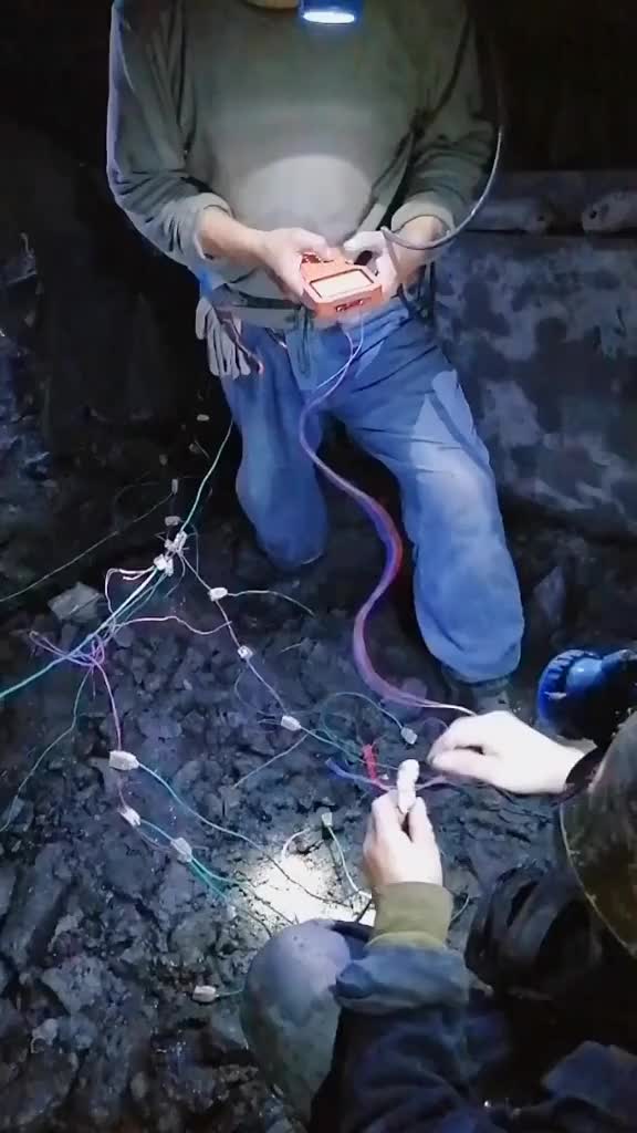 煤矿电子雷管扫码联网:安全赋能,精准管控全流程 从井下作业面到地面...