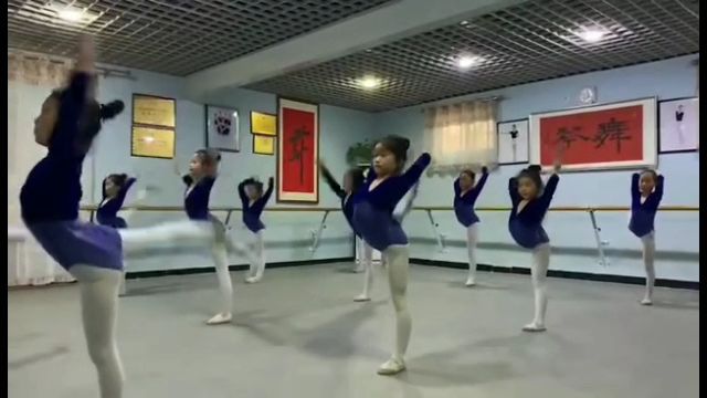 舞蹈:小学生舞蹈练习,即使没有舞蹈基础也可以做的很好4
