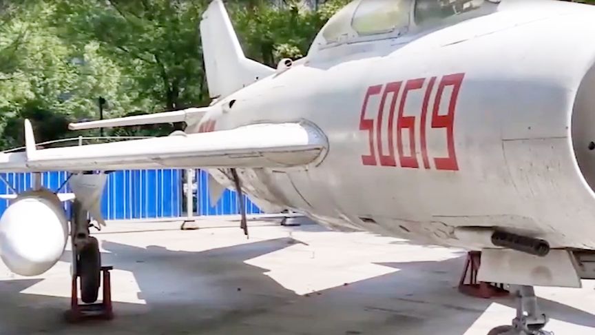 美国战机来中国领空示威,却被自家导弹击落,飞机残骸帮中国大忙