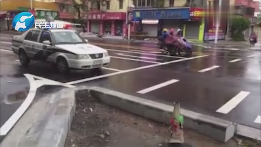 “不要再逛街了!”山竹来前,江门交警驱车劝导路人回家