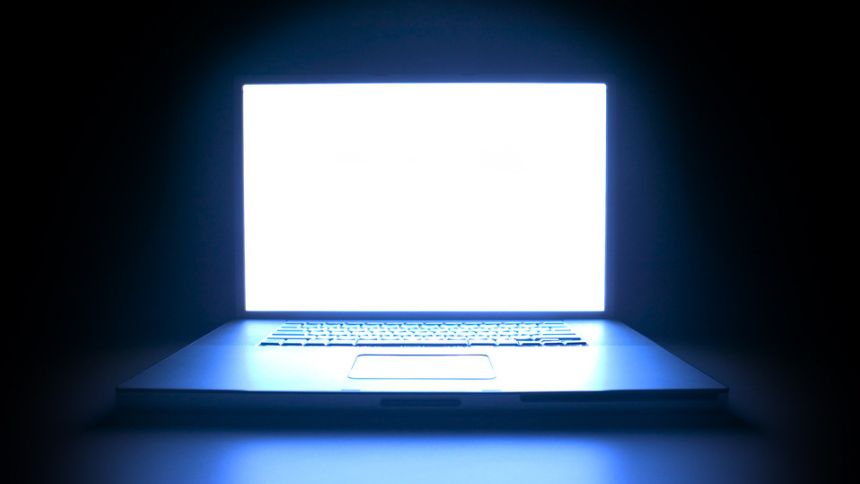 电脑屏幕太亮或者太暗 要如何正确调节亮度?