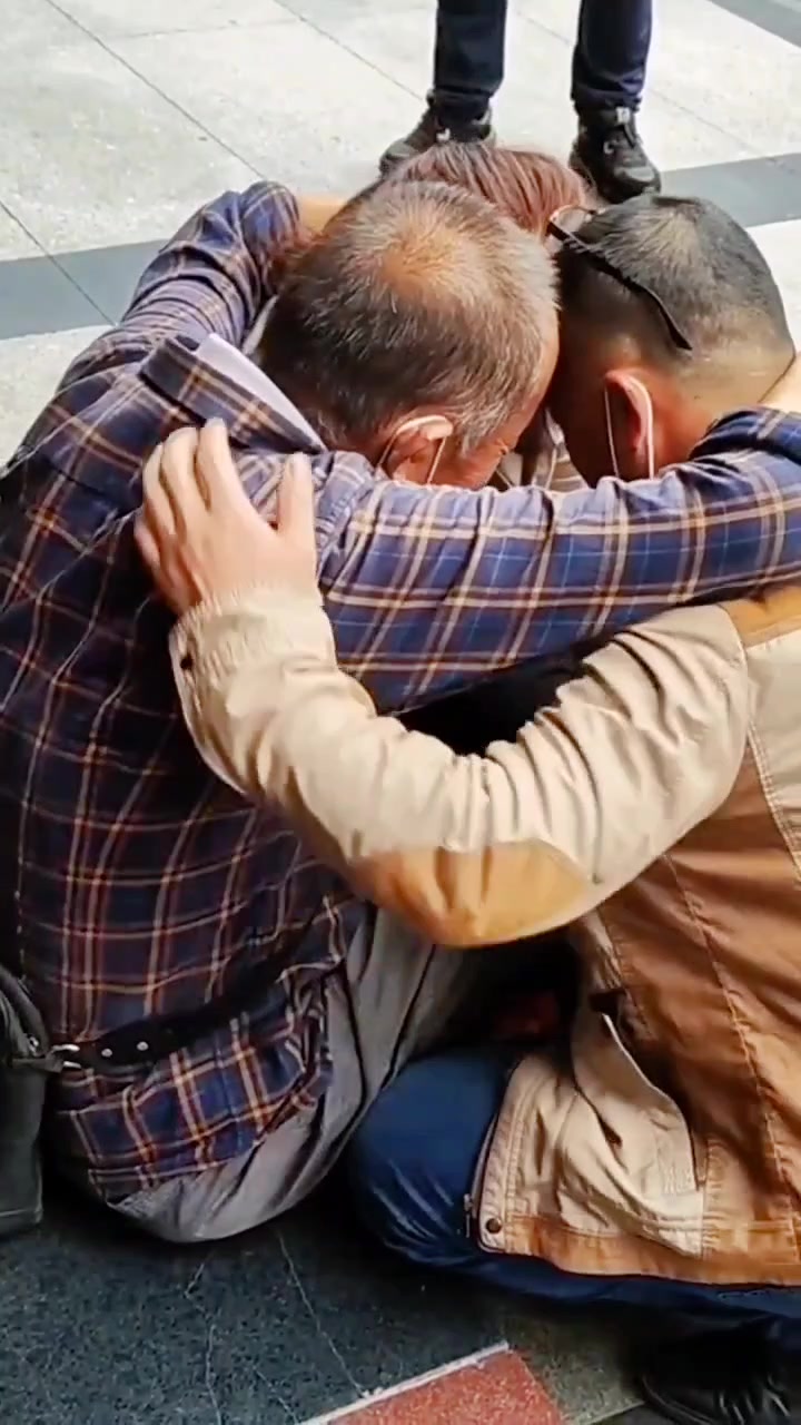 ...再见面已认不出自己的儿女,直到女儿拿出小时候的照片,他才如梦初醒...