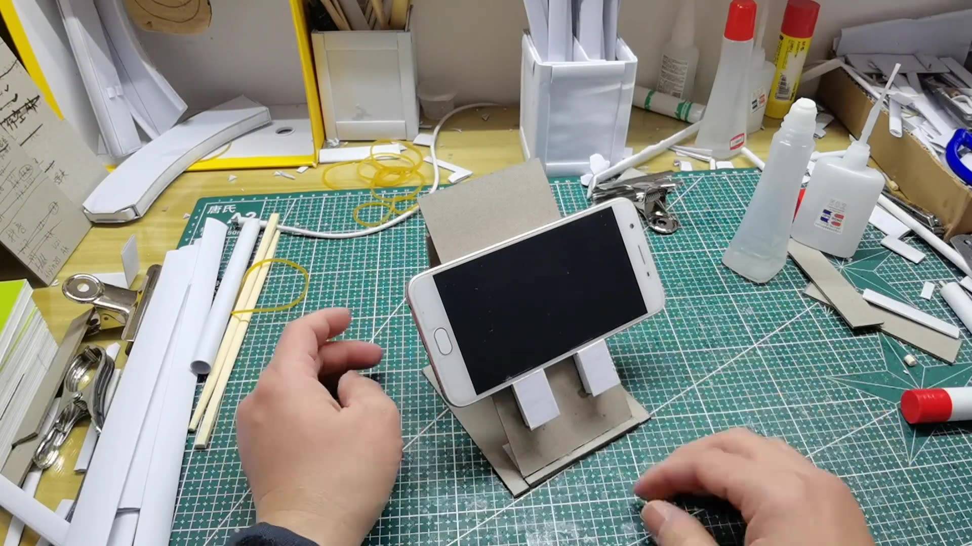 纸板做的手机支架,又省几块钱买零食了