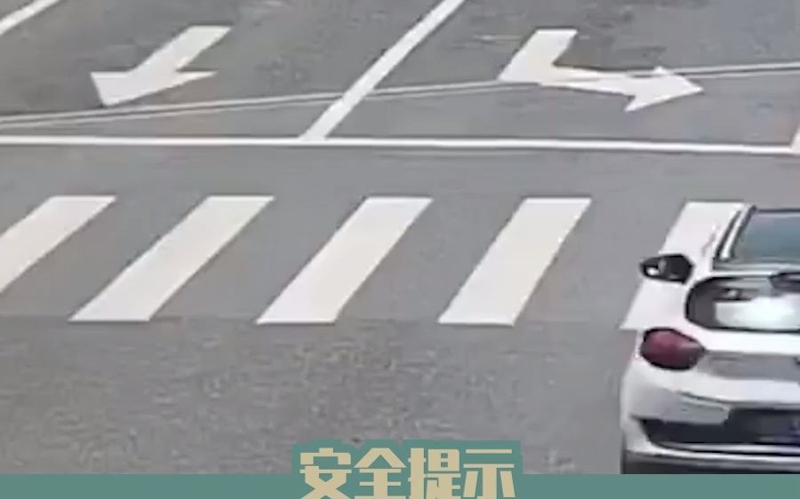 电动车骑手闯红灯被撞受伤,车辆损坏。交警认定:负全责!