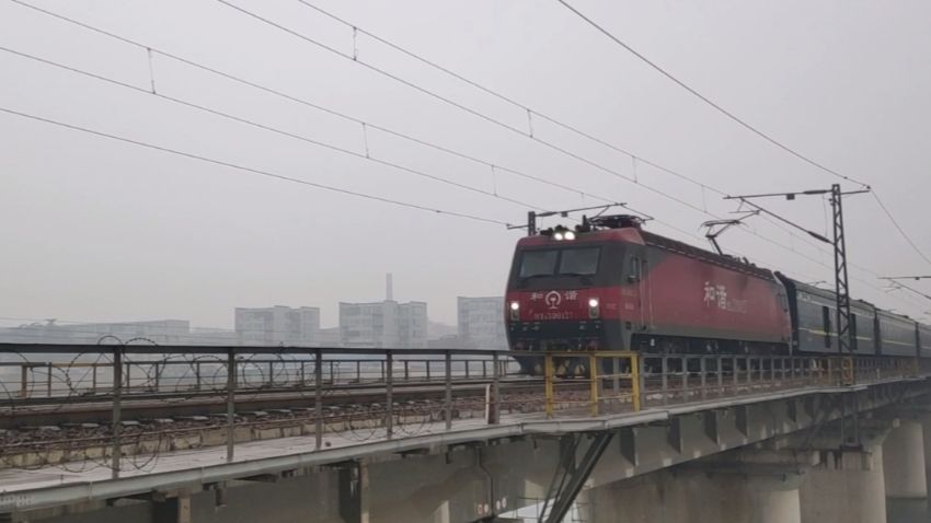 京广铁路大番茄牵引T122次列车全速通过,T快列车堪比Z特