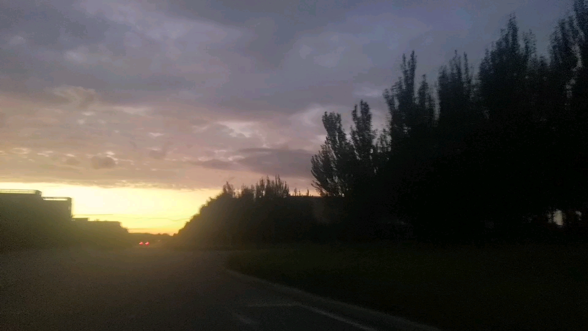 在大连长兴岛路遇美丽晚霞。