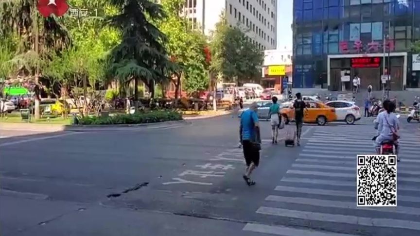 党员干部以身作则,自觉弘扬礼让文化,遵守“车让人人守规”规则