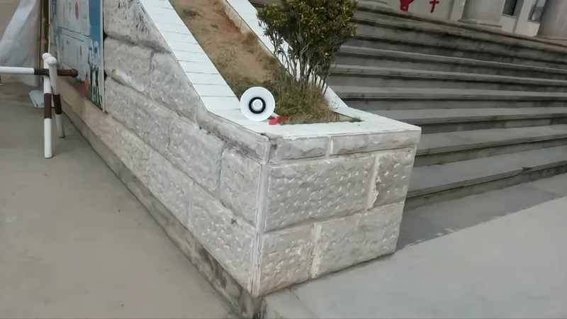 疫情严重,大街上在宣传防控知识