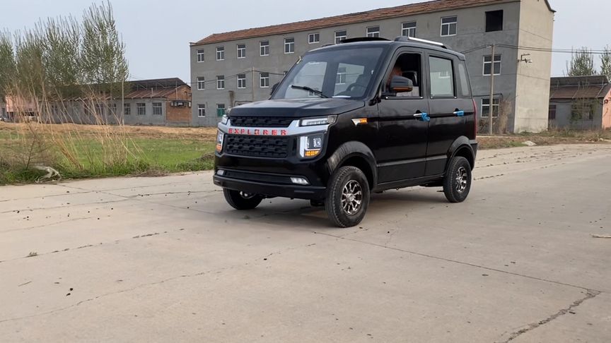 大爷花一万多买的电动四轮车还真不赖,试一下刹车